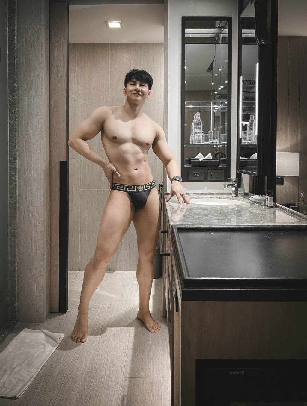 วาร์ปเดือด ! Aoffy Pittaya ดีไซน์เนอร์หล่อหุ่นปัง งัดเป้าถ่ายภาพโชว์ว่อน