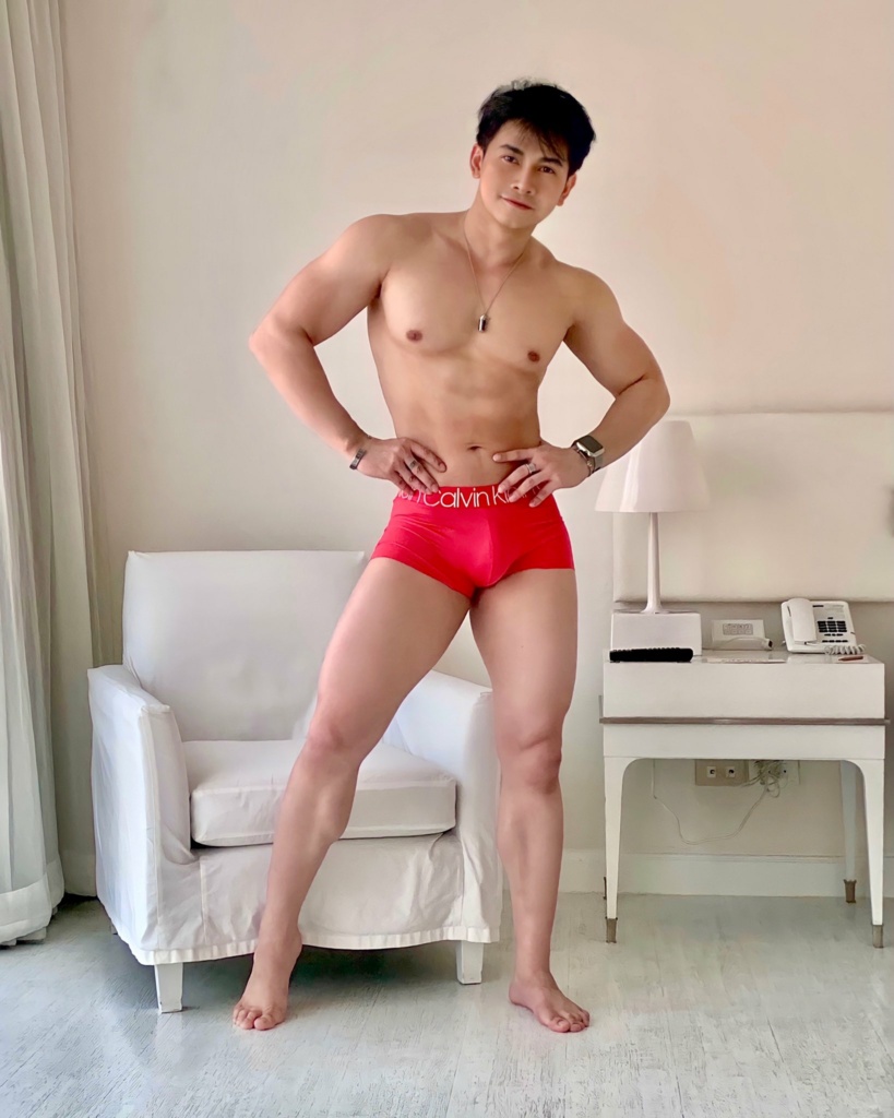 วาร์ปเดือด ! Aoffy Pittaya ดีไซน์เนอร์หล่อหุ่นปัง งัดเป้าถ่ายภาพโชว์ว่อน